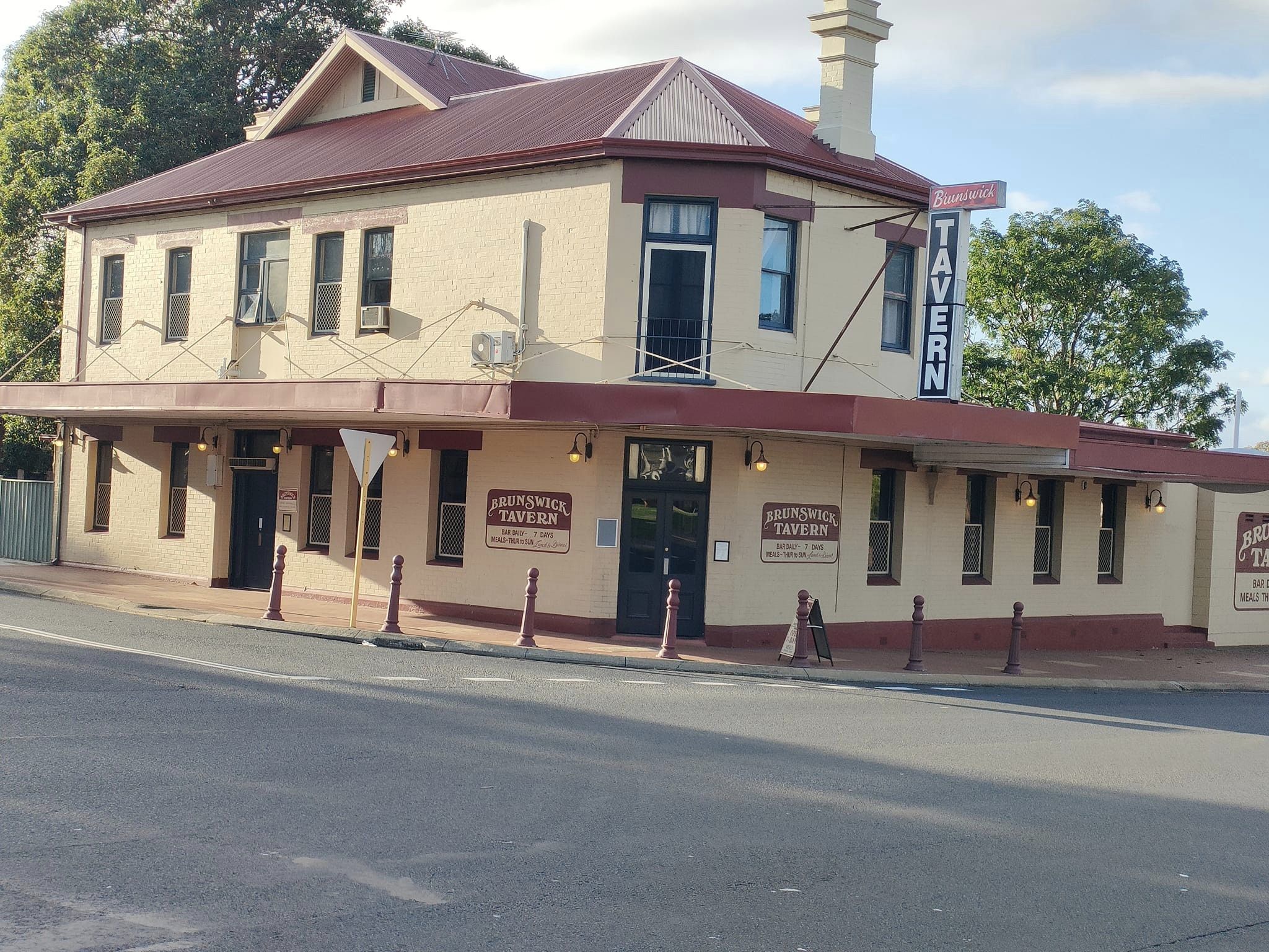 Brunswick Tavern, Brunswick Junction WA – Country Pub Camping