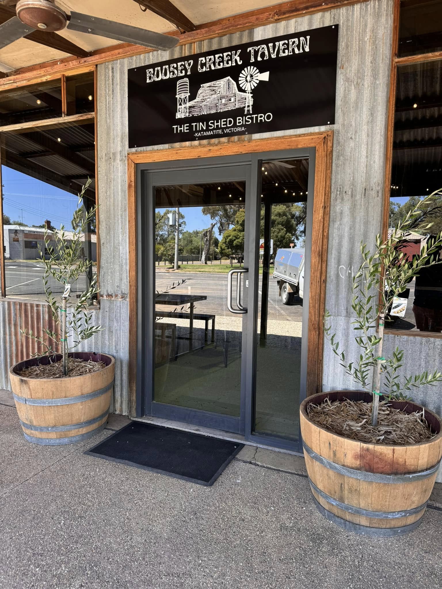 Boosey Creek Pub, Katatamite Tavern, Victoria – Country Pub Camping