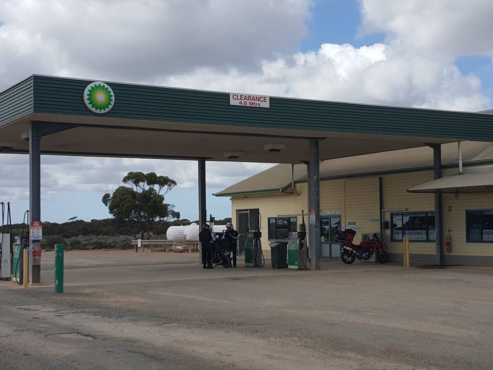 Caiguna Roadhouse, Eyre Hwy, Nullarbor, WA – Country Pub Camping