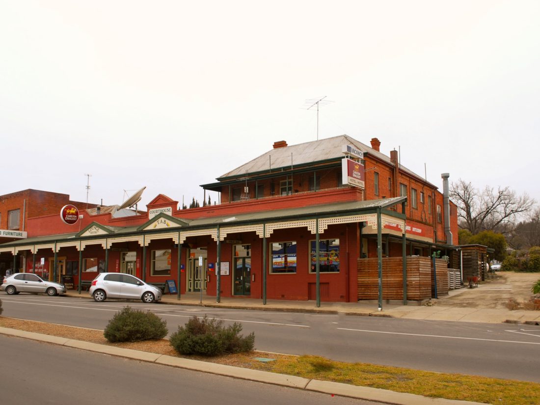 Courthouse Hotel, Bowling & Golf Clubs, Corryong VIC – Country Pub Camping