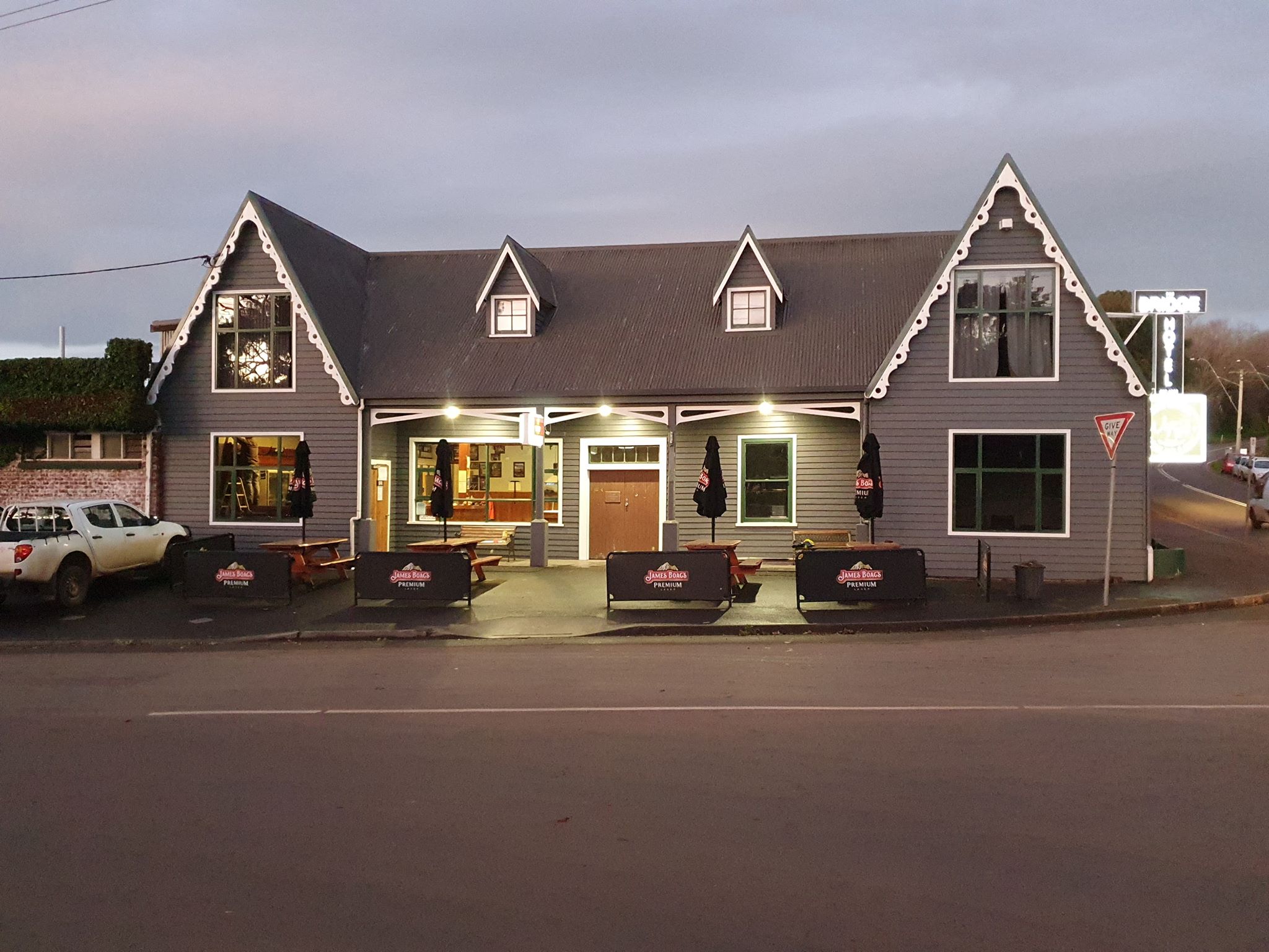 The Bridge Hotel, Forth TAS – Country Pub Camping