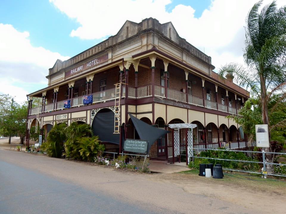 Railway Hotel, Ravenswood, QLD – Country Pub Camping