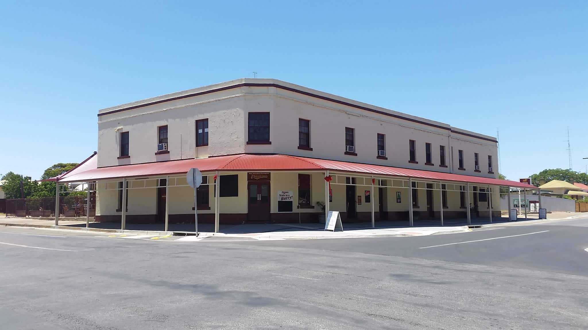 Cornucopia Hotel, Wallaroo, SA – Country Pub Camping