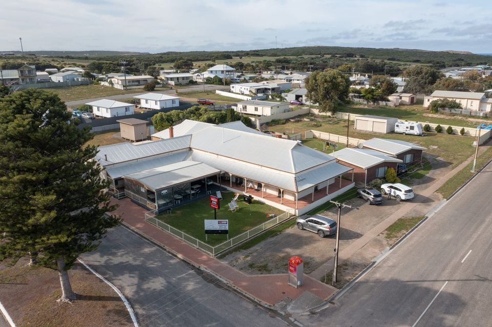 Elliston Hotel, Ellison Golf Club, Eyre Peninsula, SA – Country Pub Camping