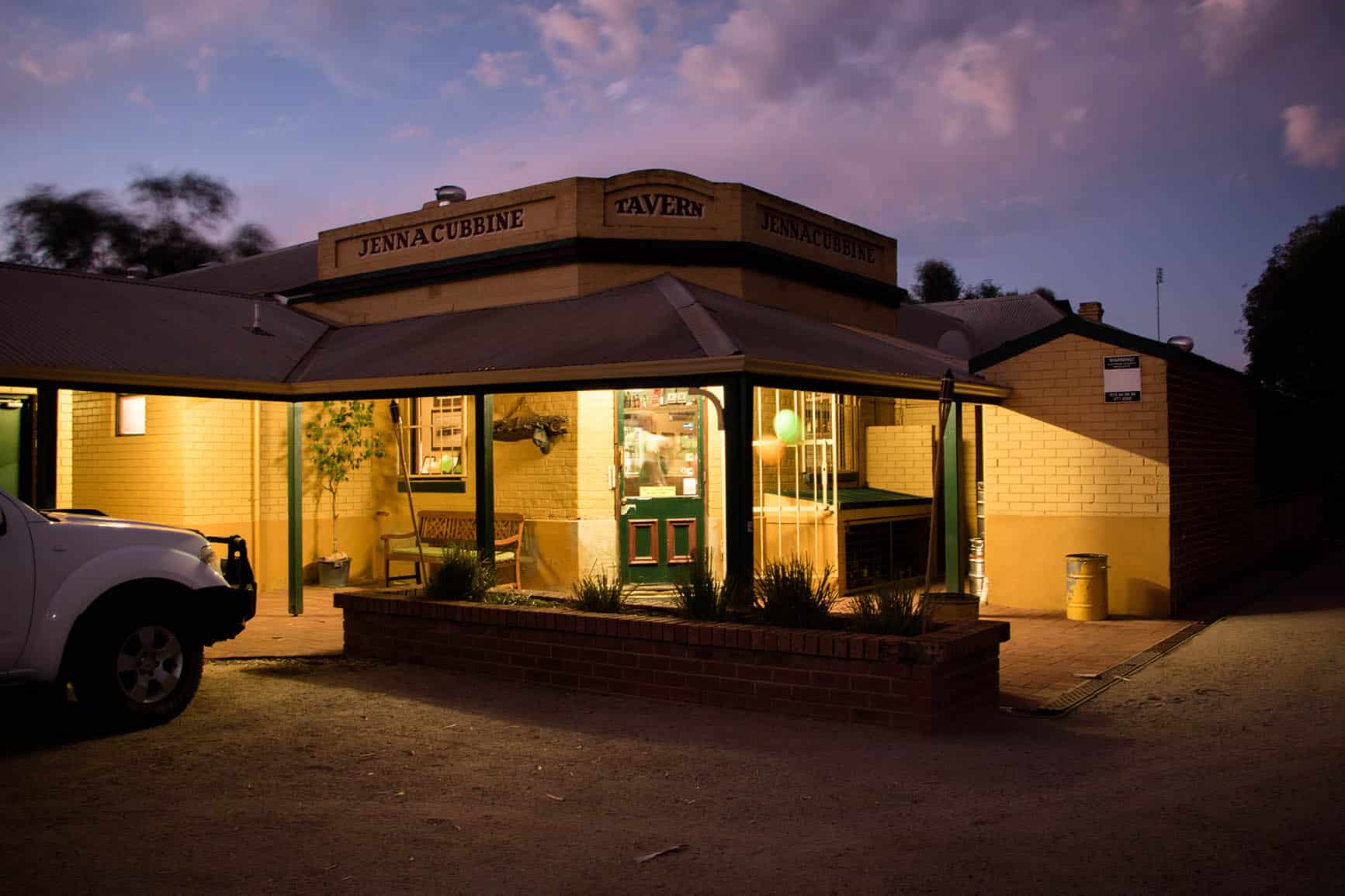 Jennacubbine Tavern, Jennacubbine WA – Country Pub Camping